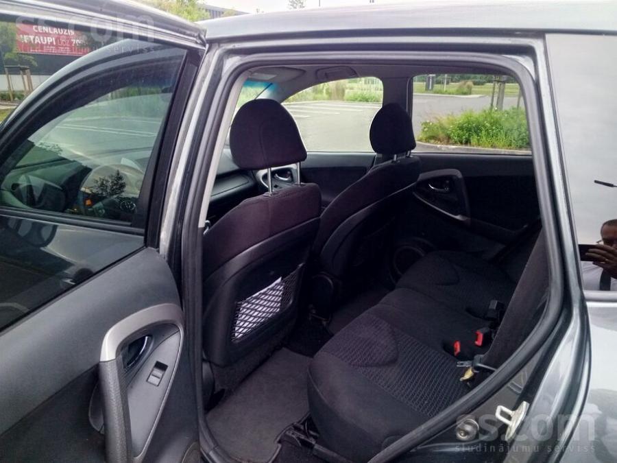 Pelēks Toyota RAV4 2008 Rīga, ar dzinēja tilpumu 2.20 L un nobraukumu 253 tūkst. km par 4300 €, foto 7 vietnē AUTOMOTO.COM.LV