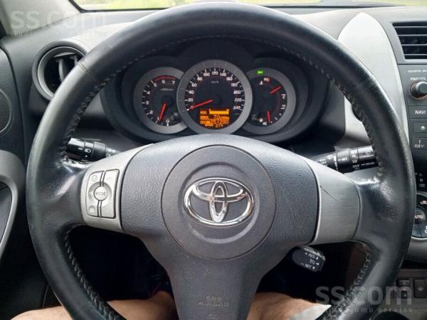 Pelēks Toyota RAV4 2008 Rīga, ar dzinēja tilpumu 2.20 L un nobraukumu 253 tūkst. km par 4300 €, foto 10 vietnē AUTOMOTO.COM.LV