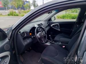 Pelēks Toyota RAV4 2008 Rīga, ar dzinēja tilpumu 2.20 L un nobraukumu 253 tūkst. km par 4300 €, foto 12 vietnē AUTOMOTO.COM.LV