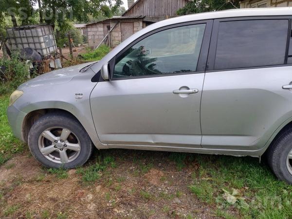 Grey Toyota RAV4 2008 in Preili, with an engine capacity of 2.20 L and mileage of 300 thousand km for 3100 €, photo 1 on AUTOMOTO.COM.LV