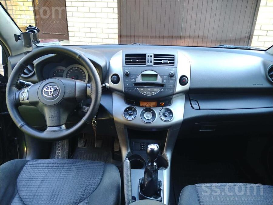 Grey Toyota RAV4 2008 in Riga, with an engine capacity of 2.20 L and mileage of 313 thousand km for 52000 €, photo 5 on AUTOMOTO.COM.LV