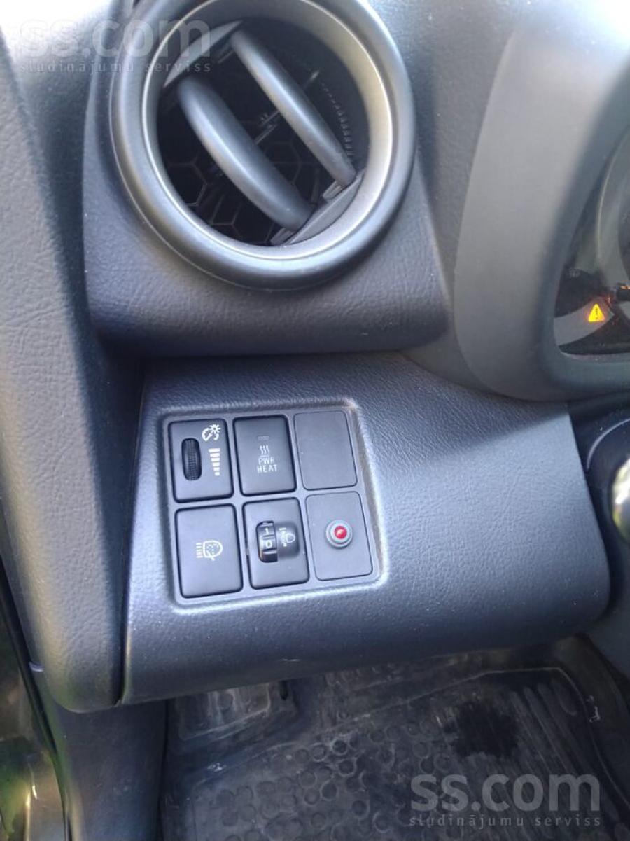 Grey Toyota RAV4 2008 in Riga, with an engine capacity of 2.20 L and mileage of 313 thousand km for 52000 €, photo 6 on AUTOMOTO.COM.LV
