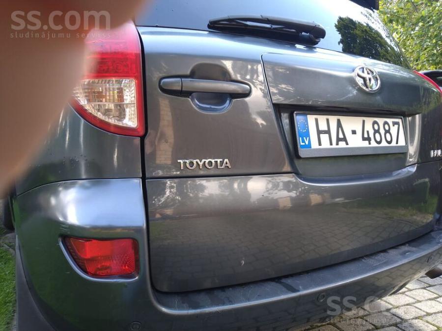 Grey Toyota RAV4 2008 in Riga, with an engine capacity of 2.20 L and mileage of 313 thousand km for 52000 €, photo 8 on AUTOMOTO.COM.LV