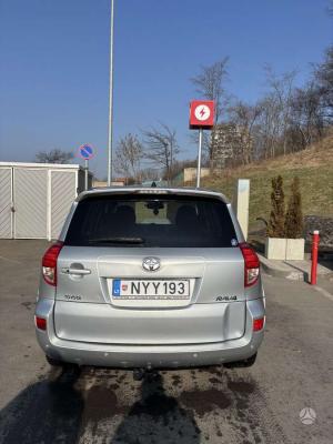 Pelēks Toyota RAV4 2008 Viļņa, ar dzinēja tilpumu 2.23 L un nobraukumu 307 tūkst. km par 4800 €, foto 4 vietnē AUTOMOTO.COM.LV
