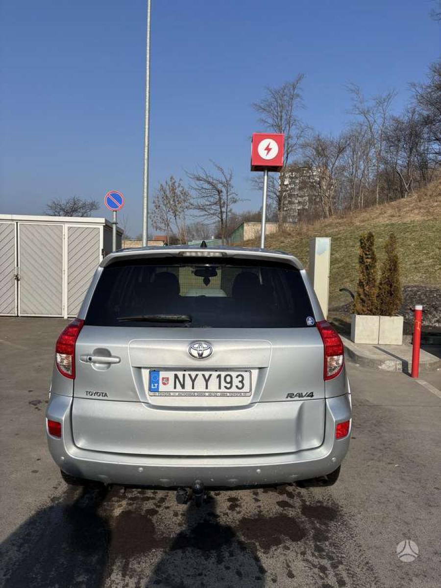 Pelēks Toyota RAV4 2008 Viļņa, ar dzinēja tilpumu 2.23 L un nobraukumu 307 tūkst. km par 4800 €, foto 4 vietnē AUTOMOTO.COM.LV
