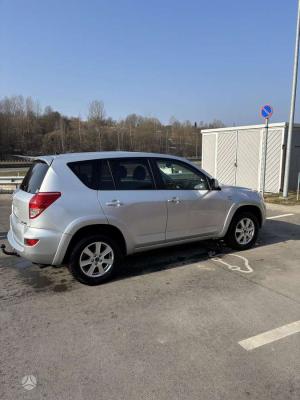 Pelēks Toyota RAV4 2008 Viļņa, ar dzinēja tilpumu 2.23 L un nobraukumu 307 tūkst. km par 4800 €, foto 5 vietnē AUTOMOTO.COM.LV