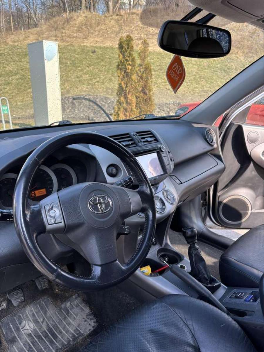 Pelēks Toyota RAV4 2008 Viļņa, ar dzinēja tilpumu 2.23 L un nobraukumu 307 tūkst. km par 4800 €, foto 6 vietnē AUTOMOTO.COM.LV