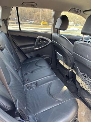 Pelēks Toyota RAV4 2008 Viļņa, ar dzinēja tilpumu 2.23 L un nobraukumu 307 tūkst. km par 4800 €, foto 7 vietnē AUTOMOTO.COM.LV