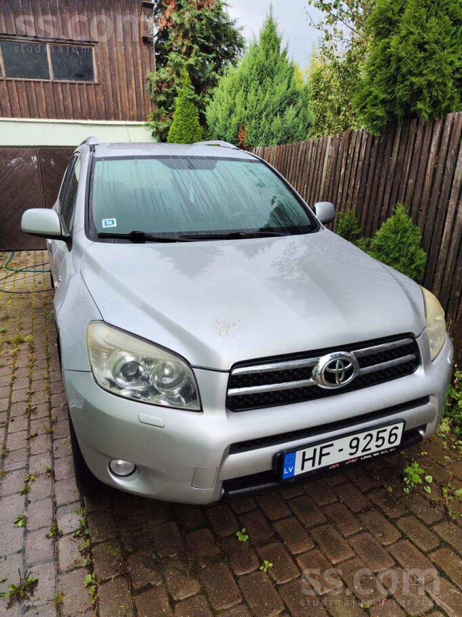 Grey Toyota RAV4 2008 in Valmiera, with an engine capacity of 2.20 L and mileage of 261 thousand km for 3350 €, photo 1 on AUTOMOTO.COM.LV