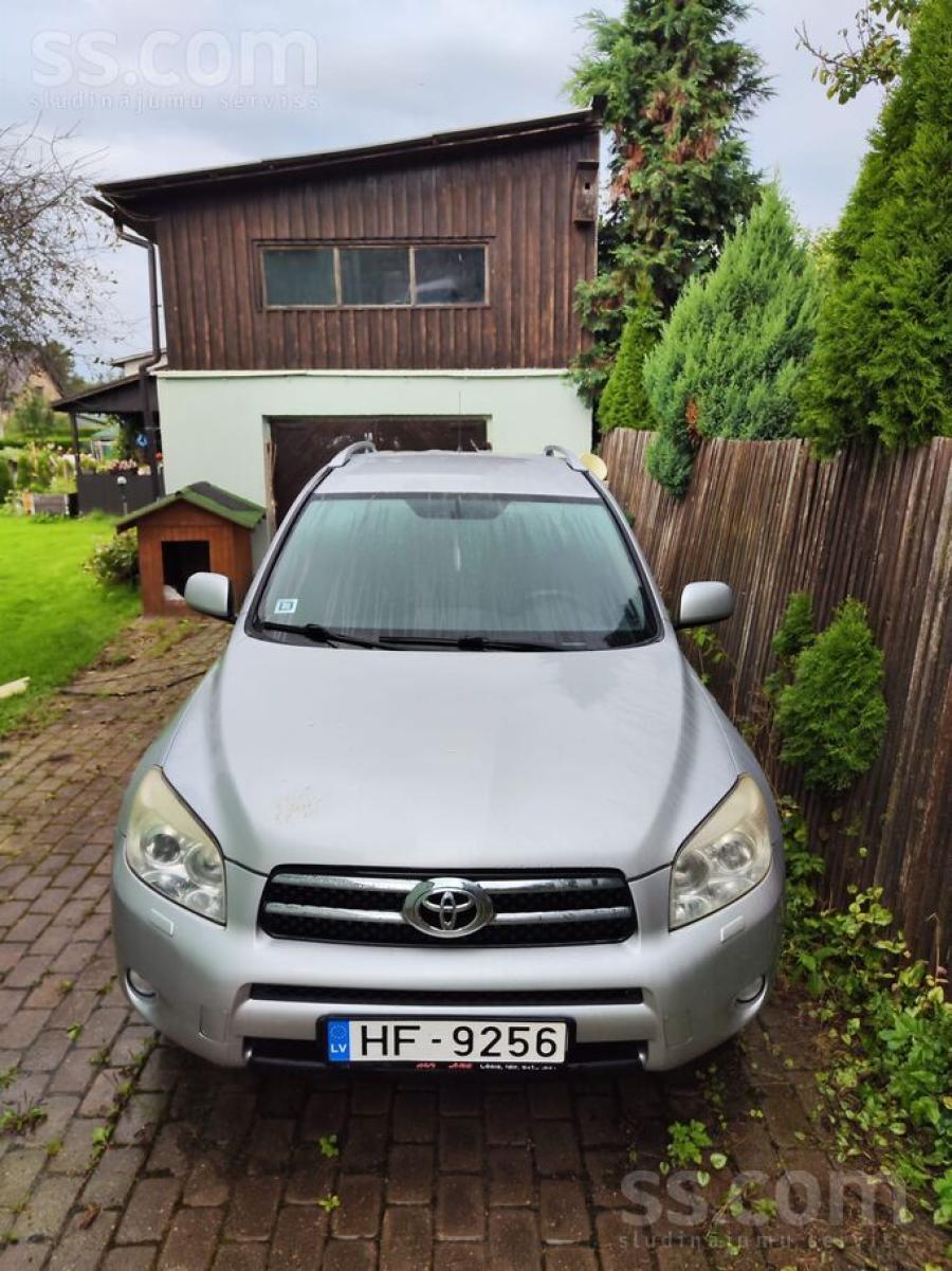 Grey Toyota RAV4 2008 in Valmiera, with an engine capacity of 2.20 L and mileage of 261 thousand km for 3350 €, photo 3 on AUTOMOTO.COM.LV