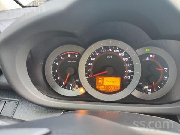 Grey Toyota RAV4 2008 in Valmiera, with an engine capacity of 2.20 L and mileage of 261 thousand km for 3350 €, photo 4 on AUTOMOTO.COM.LV