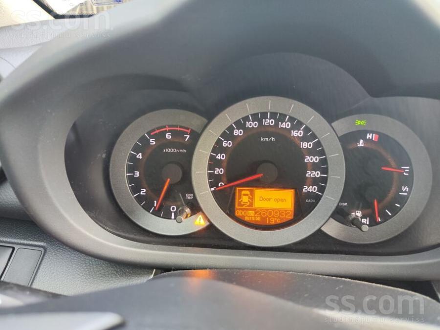 Grey Toyota RAV4 2008 in Valmiera, with an engine capacity of 2.20 L and mileage of 261 thousand km for 3350 €, photo 4 on AUTOMOTO.COM.LV