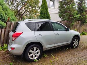 Grey Toyota RAV4 2008 in Valmiera, with an engine capacity of 2.20 L and mileage of 261 thousand km for 3350 €, photo 5 on AUTOMOTO.COM.LV