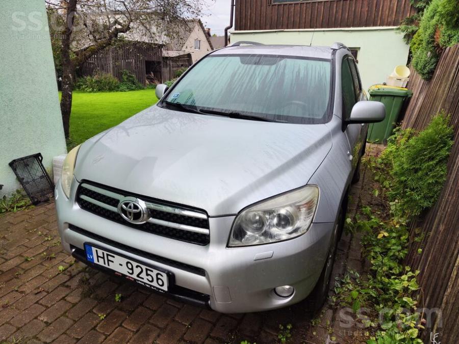 Grey Toyota RAV4 2008 in Valmiera, with an engine capacity of 2.20 L and mileage of 261 thousand km for 3350 €, photo 6 on AUTOMOTO.COM.LV
