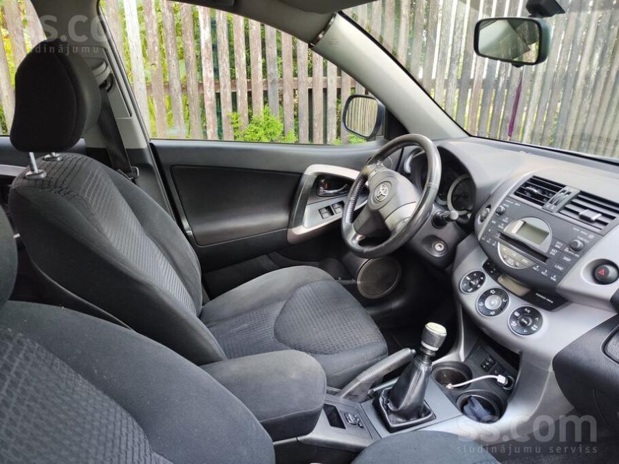 Grey Toyota RAV4 2008 in Valmiera, with an engine capacity of 2.20 L and mileage of 261 thousand km for 3350 €, photo 8 on AUTOMOTO.COM.LV