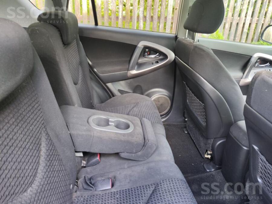 Grey Toyota RAV4 2008 in Valmiera, with an engine capacity of 2.20 L and mileage of 261 thousand km for 3350 €, photo 10 on AUTOMOTO.COM.LV