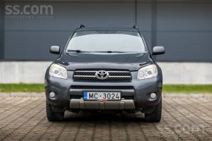 Grey Toyota RAV4 2009 in Riga, with an engine capacity of 2.20 L and mileage of 264 thousand km for 6490 €, photo 2 on AUTOMOTO.COM.LV