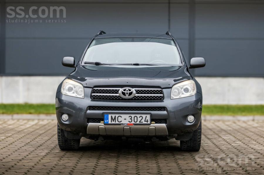Grey Toyota RAV4 2009 in Riga, with an engine capacity of 2.20 L and mileage of 264 thousand km for 6490 €, photo 2 on AUTOMOTO.COM.LV