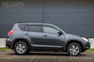 Grey Toyota RAV4 2009 in Riga, with an engine capacity of 2.20 L and mileage of 264 thousand km for 6490 €, photo 4 on AUTOMOTO.COM.LV