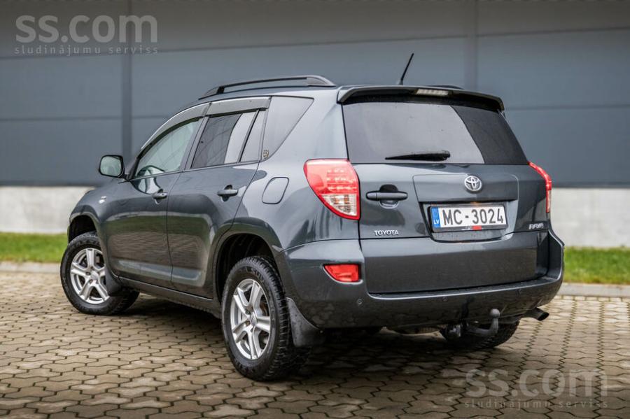 Grey Toyota RAV4 2009 in Riga, with an engine capacity of 2.20 L and mileage of 264 thousand km for 6490 €, photo 6 on AUTOMOTO.COM.LV