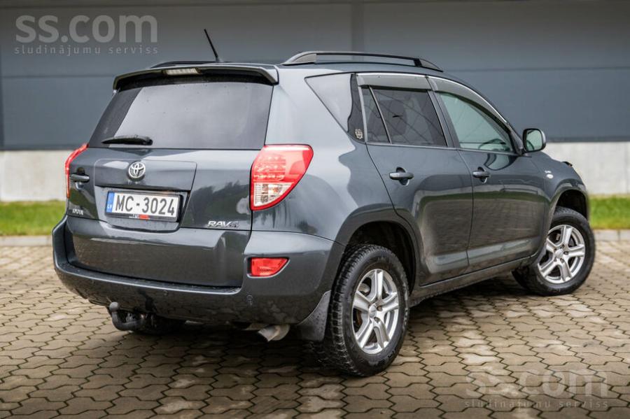 Grey Toyota RAV4 2009 in Riga, with an engine capacity of 2.20 L and mileage of 264 thousand km for 6490 €, photo 8 on AUTOMOTO.COM.LV