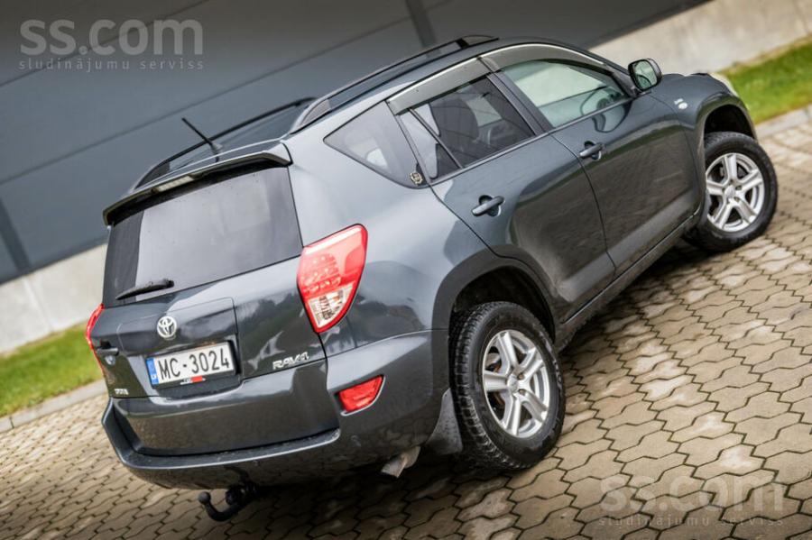 Grey Toyota RAV4 2009 in Riga, with an engine capacity of 2.20 L and mileage of 264 thousand km for 6490 €, photo 9 on AUTOMOTO.COM.LV