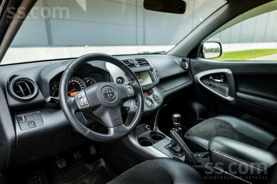 Grey Toyota RAV4 2009 in Riga, with an engine capacity of 2.20 L and mileage of 264 thousand km for 6490 €, photo 11 on AUTOMOTO.COM.LV