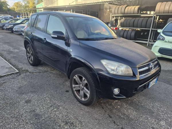 Grey Toyota RAV4 2009 in Siauliai, with an engine capacity of 2.23 L and mileage of 213 thousand km for 5400 €, photo 1 on AUTOMOTO.COM.LV