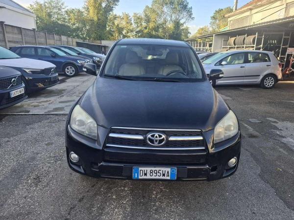 Grey Toyota RAV4 2009 in Siauliai, with an engine capacity of 2.23 L and mileage of 213 thousand km for 5400 €, photo 2 on AUTOMOTO.COM.LV
