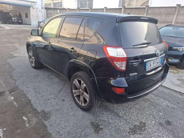 Grey Toyota RAV4 2009 in Siauliai, with an engine capacity of 2.23 L and mileage of 213 thousand km for 5400 €, photo 4 on AUTOMOTO.COM.LV
