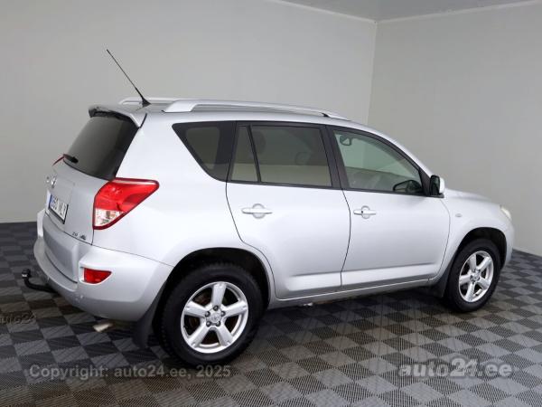 Pelēks Toyota RAV4 2009 Tallina, ar dzinēja tilpumu 2.00 L un nobraukumu 151 tūkst. km par 5499 €, foto 3 vietnē AUTOMOTO.COM.LV