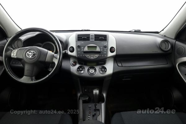 Pelēks Toyota RAV4 2009 Tallina, ar dzinēja tilpumu 2.00 L un nobraukumu 151 tūkst. km par 5499 €, foto 5 vietnē AUTOMOTO.COM.LV
