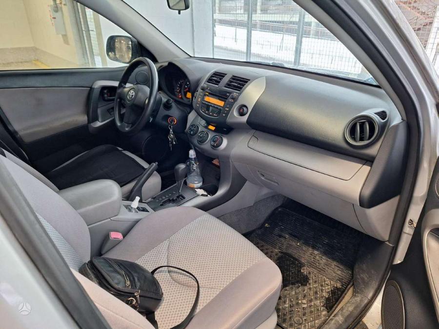 Grey Toyota RAV4 2009 in Vilnius, with an engine capacity of 2.40 L and mileage of 170 thousand km for 5499 €, photo 1 on AUTOMOTO.COM.LV