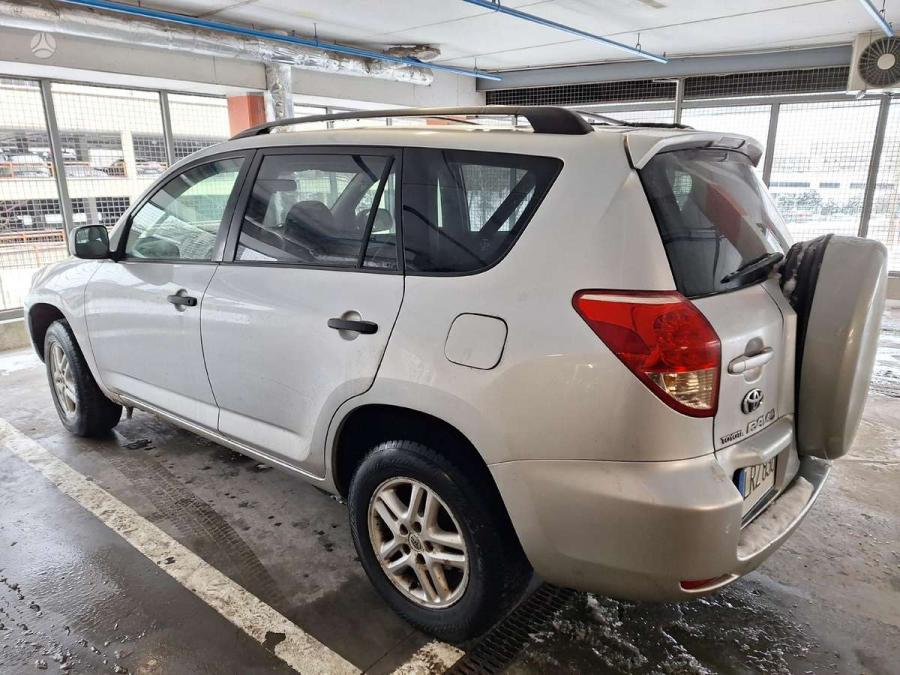 Grey Toyota RAV4 2009 in Vilnius, with an engine capacity of 2.40 L and mileage of 170 thousand km for 5499 €, photo 8 on AUTOMOTO.COM.LV