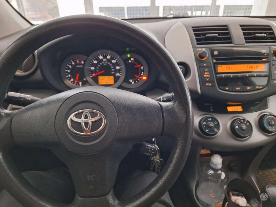 Grey Toyota RAV4 2009 in Vilnius, with an engine capacity of 2.40 L and mileage of 170 thousand km for 5499 €, photo 10 on AUTOMOTO.COM.LV