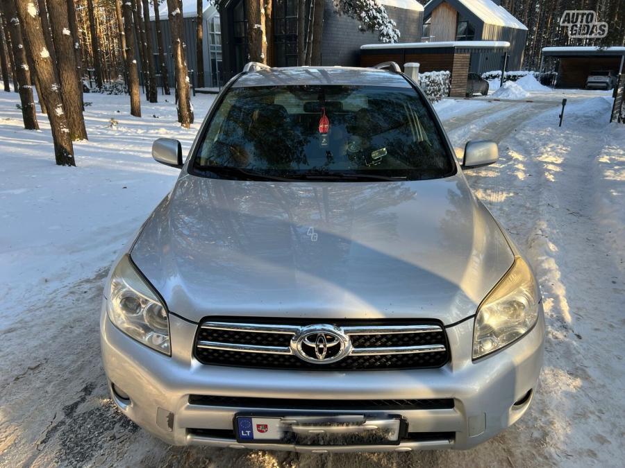 Pelēks Toyota RAV4 2009 Viļņa, ar dzinēja tilpumu 2.20 L un nobraukumu 300 tūkst. km par 3250 €, foto 4 vietnē AUTOMOTO.COM.LV