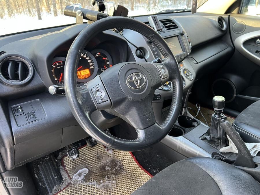 Pelēks Toyota RAV4 2009 Viļņa, ar dzinēja tilpumu 2.20 L un nobraukumu 300 tūkst. km par 3250 €, foto 9 vietnē AUTOMOTO.COM.LV
