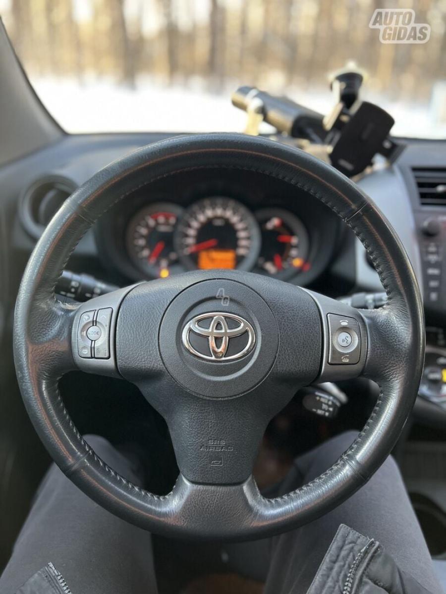 Pelēks Toyota RAV4 2009 Viļņa, ar dzinēja tilpumu 2.20 L un nobraukumu 300 tūkst. km par 3250 €, foto 12 vietnē AUTOMOTO.COM.LV