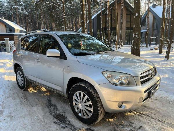 Pelēks Toyota RAV4 2009 Viļņa, ar dzinēja tilpumu 2.23 L un nobraukumu 300 tūkst. km par 3350 €, foto 2 vietnē AUTOMOTO.COM.LV