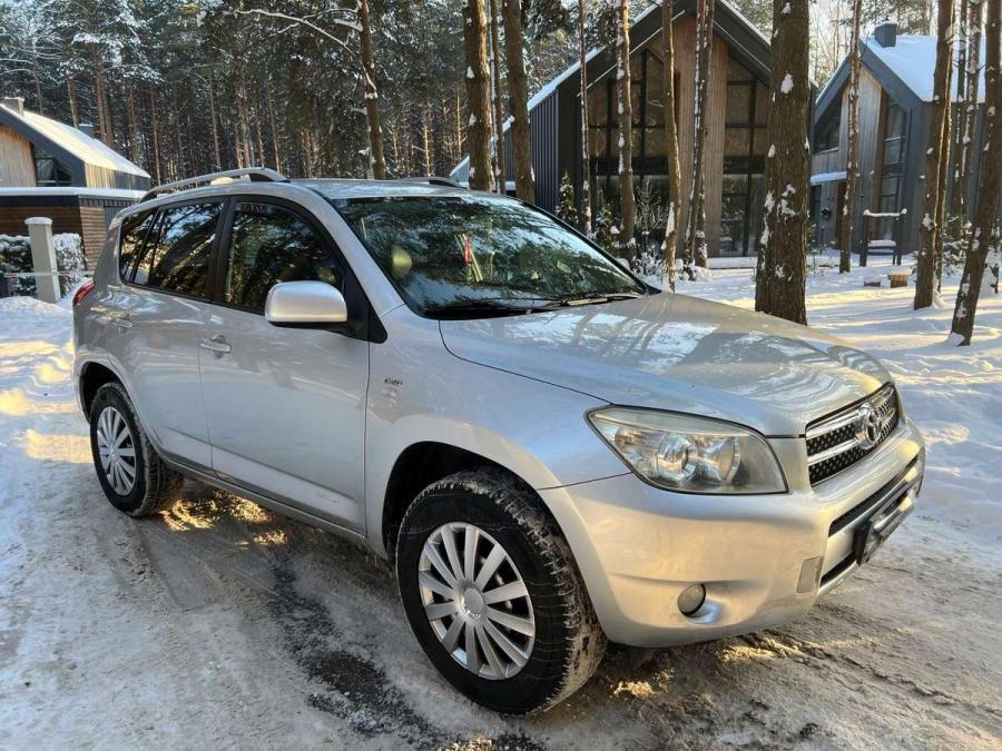 Pelēks Toyota RAV4 2009 Viļņa, ar dzinēja tilpumu 2.23 L un nobraukumu 300 tūkst. km par 3350 €, foto 2 vietnē AUTOMOTO.COM.LV