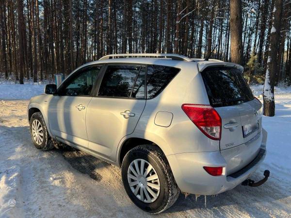 Pelēks Toyota RAV4 2009 Viļņa, ar dzinēja tilpumu 2.23 L un nobraukumu 300 tūkst. km par 3350 €, foto 4 vietnē AUTOMOTO.COM.LV