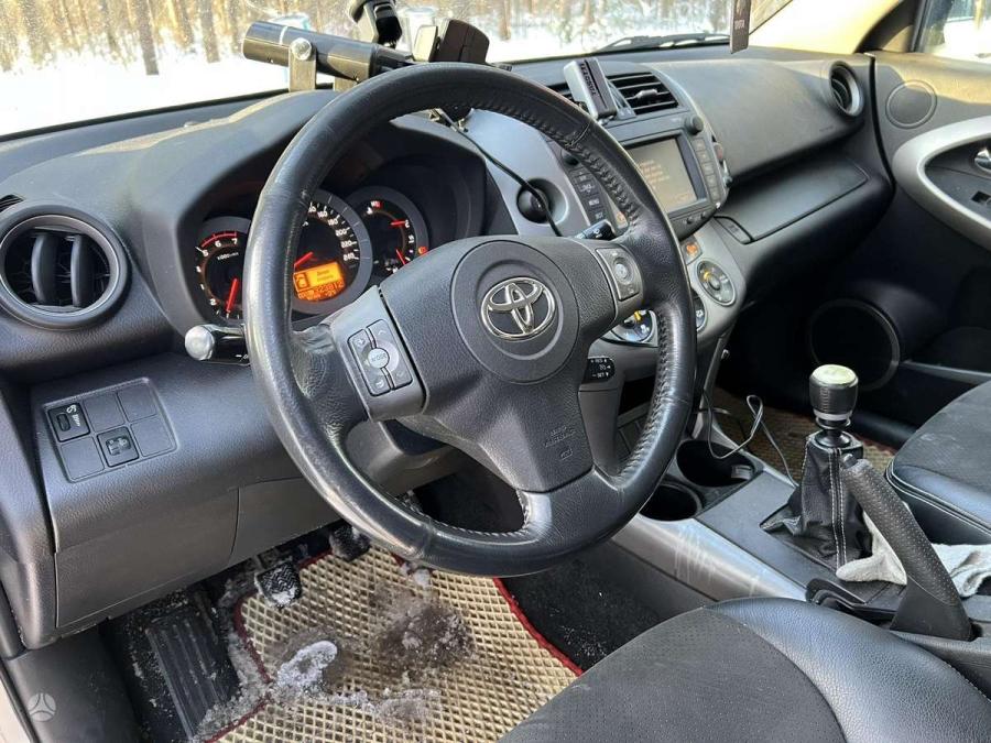 Pelēks Toyota RAV4 2009 Viļņa, ar dzinēja tilpumu 2.23 L un nobraukumu 300 tūkst. km par 3350 €, foto 8 vietnē AUTOMOTO.COM.LV