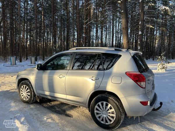 Pelēks Toyota RAV4 2009 Viļņa, ar dzinēja tilpumu 2.20 L un nobraukumu 300 tūkst. km par 3350 €, foto 1 vietnē AUTOMOTO.COM.LV