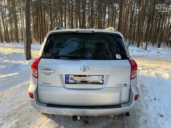 Pelēks Toyota RAV4 2009 Viļņa, ar dzinēja tilpumu 2.20 L un nobraukumu 300 tūkst. km par 3350 €, foto 3 vietnē AUTOMOTO.COM.LV