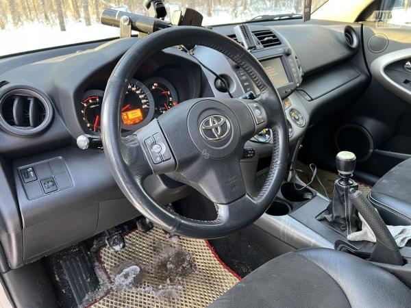 Pelēks Toyota RAV4 2009 Viļņa, ar dzinēja tilpumu 2.20 L un nobraukumu 300 tūkst. km par 3350 €, foto 9 vietnē AUTOMOTO.COM.LV