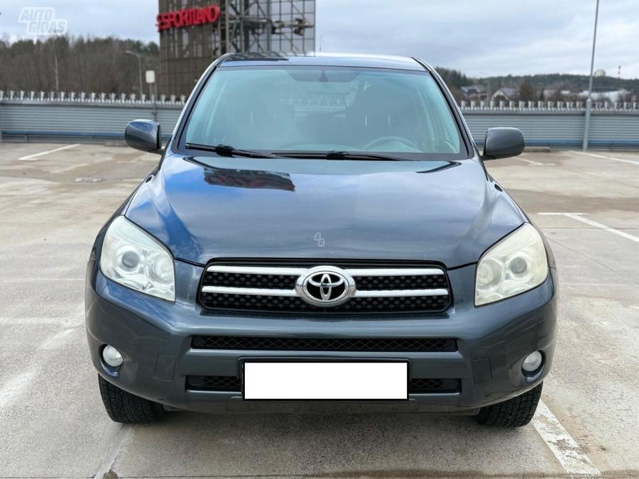 Grey Toyota RAV4 2009 in Ukmerge, with an engine capacity of 2.20 L and mileage of 204 thousand km for 5400 €, photo 2 on AUTOMOTO.COM.LV