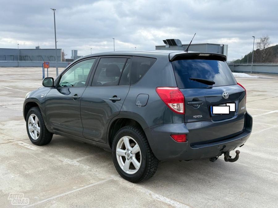 Grey Toyota RAV4 2009 in Ukmerge, with an engine capacity of 2.20 L and mileage of 204 thousand km for 5400 €, photo 4 on AUTOMOTO.COM.LV