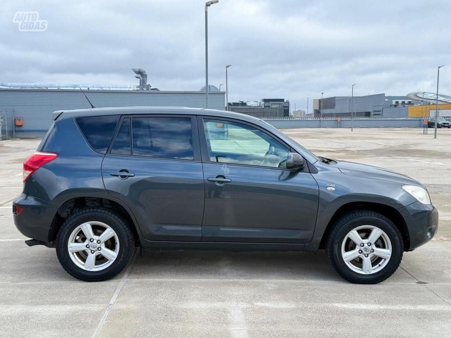 Grey Toyota RAV4 2009 in Ukmerge, with an engine capacity of 2.20 L and mileage of 204 thousand km for 5400 €, photo 7 on AUTOMOTO.COM.LV