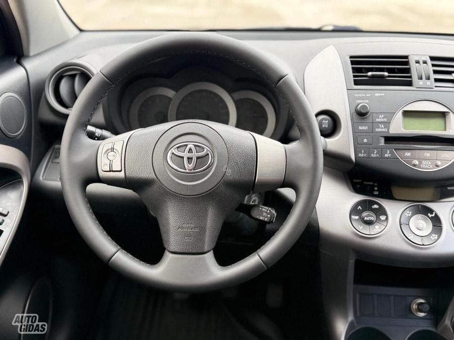 Grey Toyota RAV4 2009 in Ukmerge, with an engine capacity of 2.20 L and mileage of 204 thousand km for 5400 €, photo 15 on AUTOMOTO.COM.LV