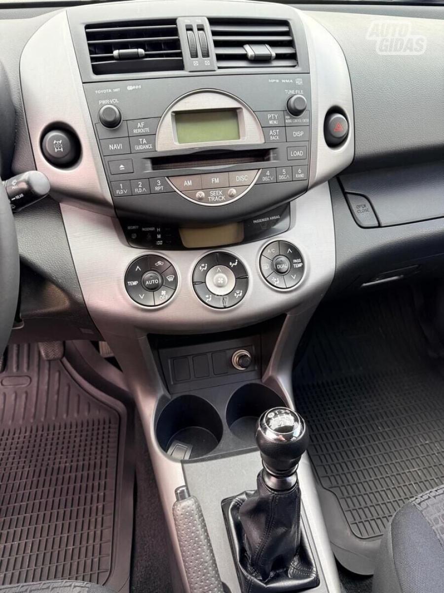 Grey Toyota RAV4 2009 in Ukmerge, with an engine capacity of 2.20 L and mileage of 204 thousand km for 5400 €, photo 17 on AUTOMOTO.COM.LV